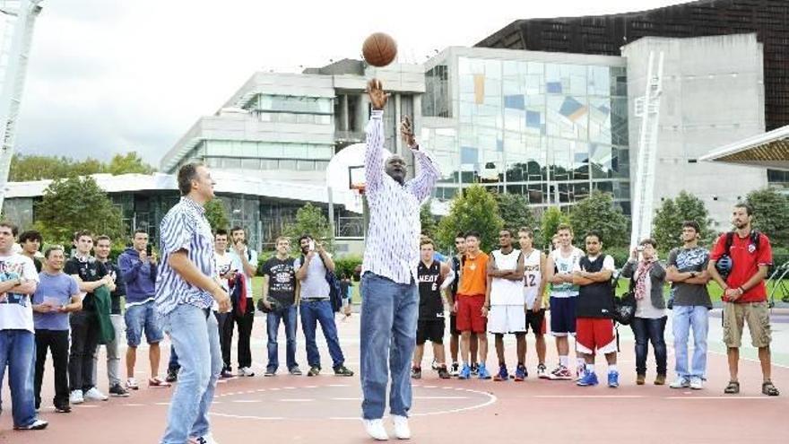 Dominique Wilkins juega al baloncesto callejero en Bilbao