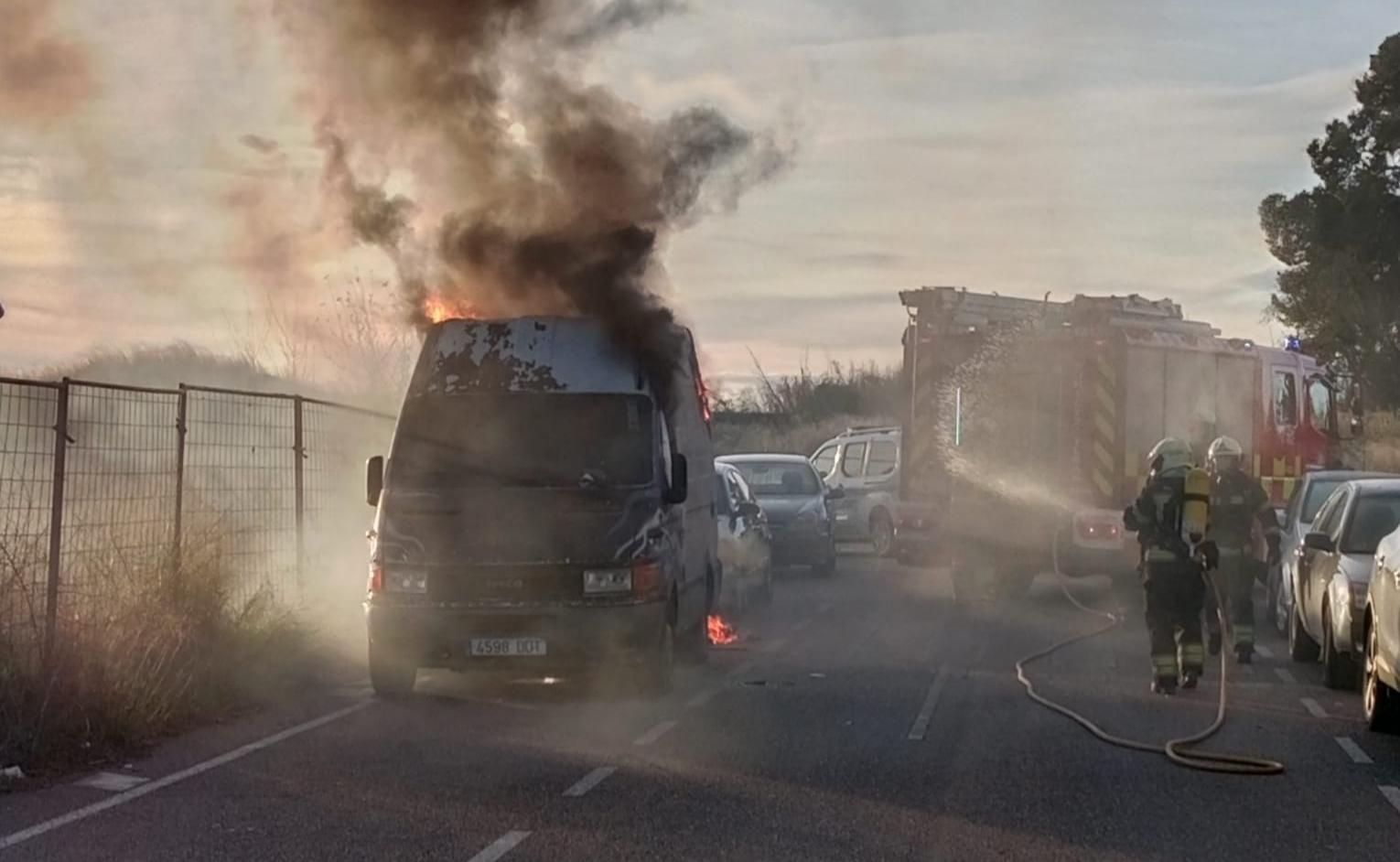 Fotos del incendio de una furgoneta en Tudela