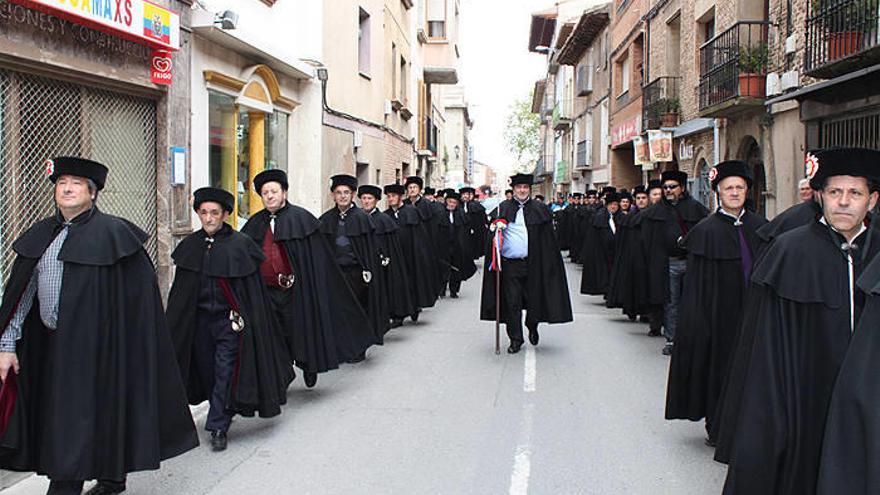 Desfile de la Hermandad de Ballesteros de Santa Cruz por Cintruénigo