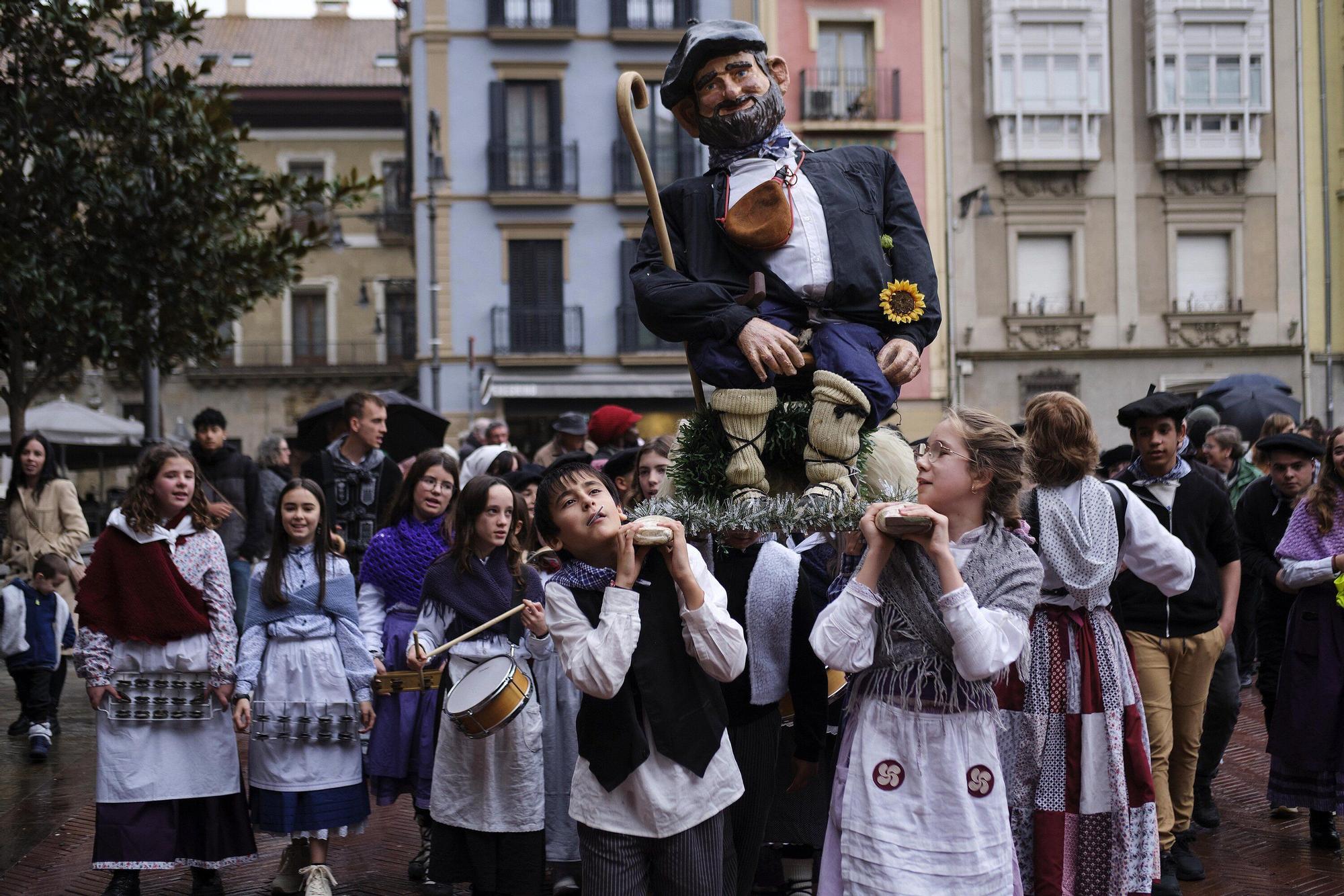 Fotos de la kalejira de Olentzero de las Escuelas San Francisco por el Casco Viejo de Pamplona
