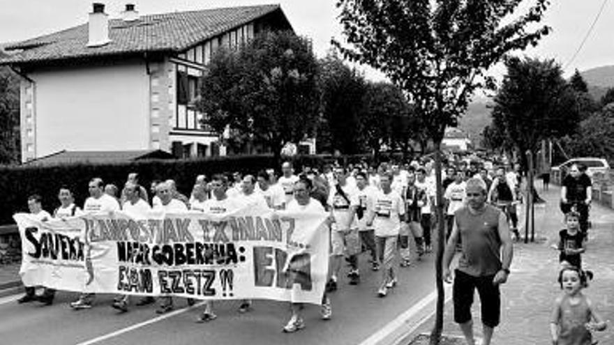 Cientos de personas se manifiestan en Bera contra la rescisión de 56 ...