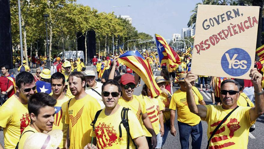 Casi 2 millones de catalanes forman una inmensa 'V' por el derecho a ...