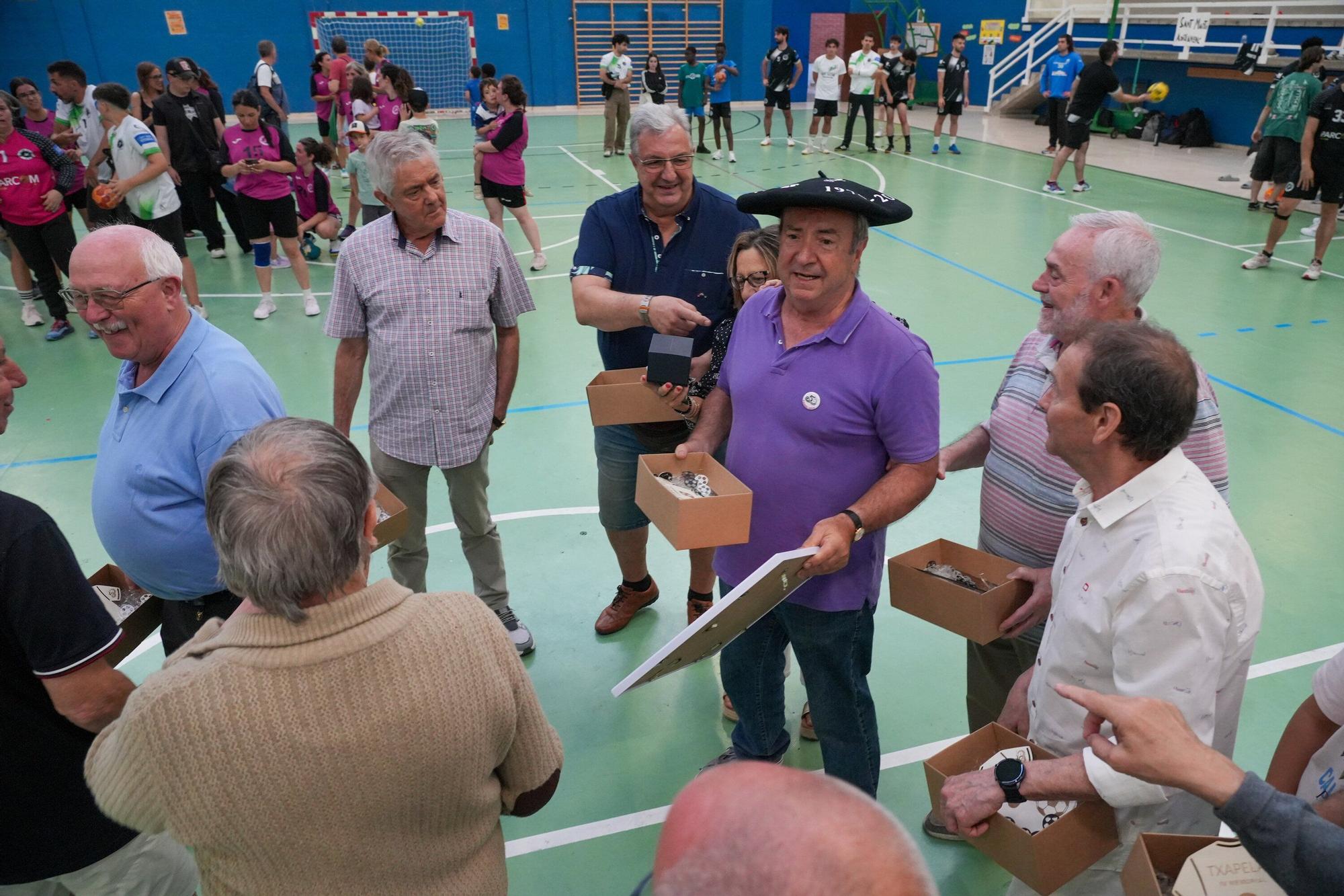 Homenaje y fiesta del balonmano en el IV Memorial 'Txapelas'