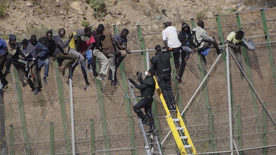 Interior manda 500 agentes más a Ceuta y Melilla 'por el aumento de la ...