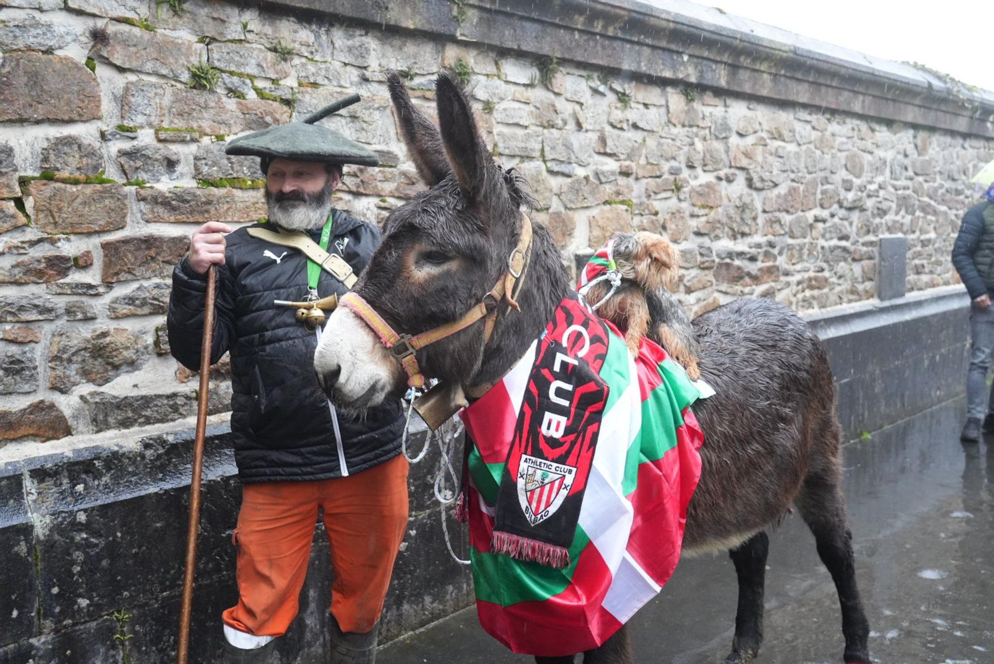En imágenes: así se ha bendecido a los animales en Urkiola